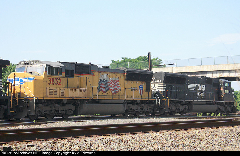 UP SD70M #3832